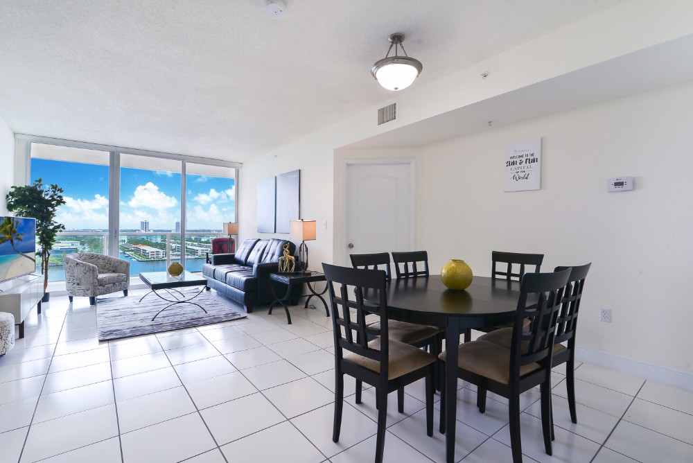 2BR waterfront getaway w pool & sundeck - Hosteeva