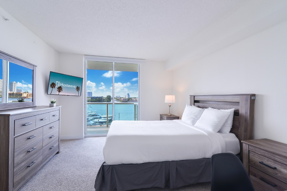 2BR waterfront getaway w pool & sundeck - Hosteeva