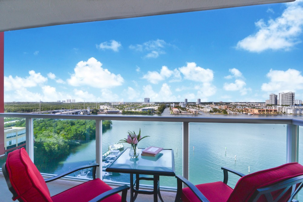 2BR waterfront getaway w pool & sundeck - Hosteeva